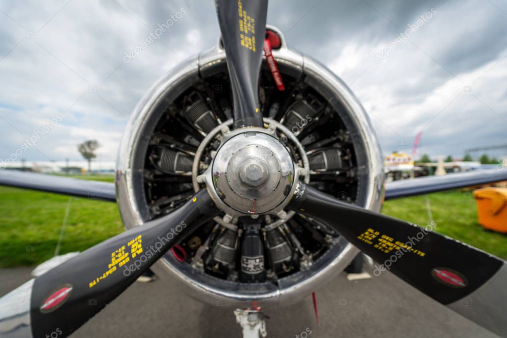 BERLÍN, ALEMANIA - 25 DE ABRIL DE 2018: Motor radial Wright R-1820-9 del avión de entrenamiento ...
