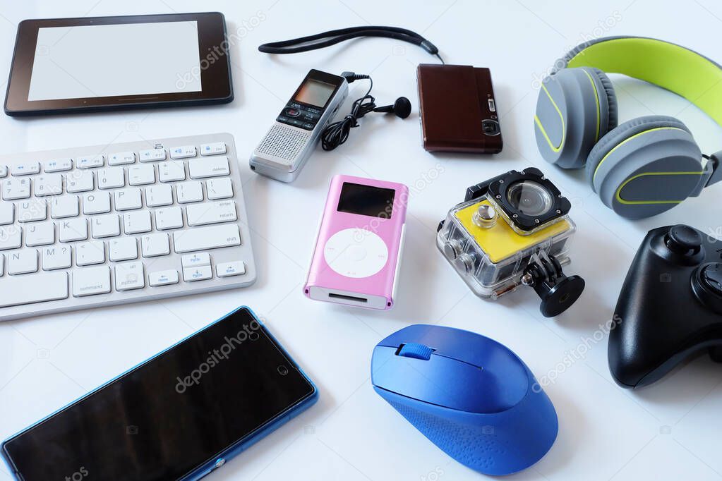 Muchos utilizan aparatos electrónicos modernos para el uso diario en el ...