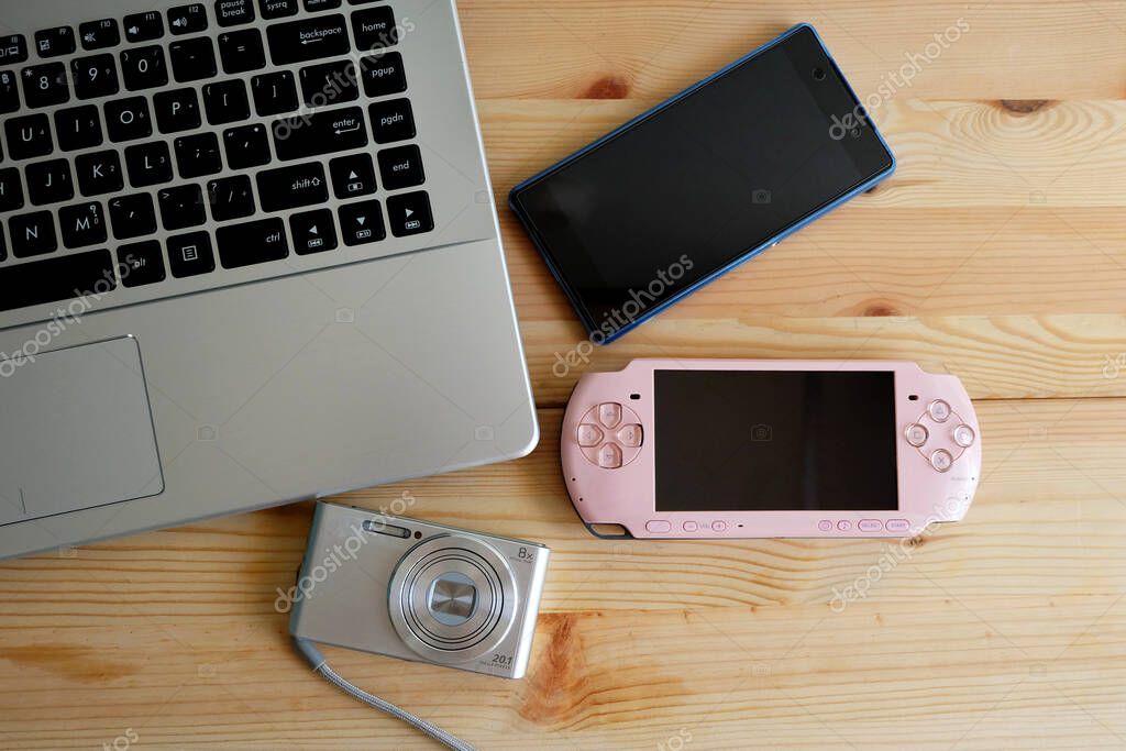 Ordenador portátil y consola de juegos portátil, teléfono inteligente y ...