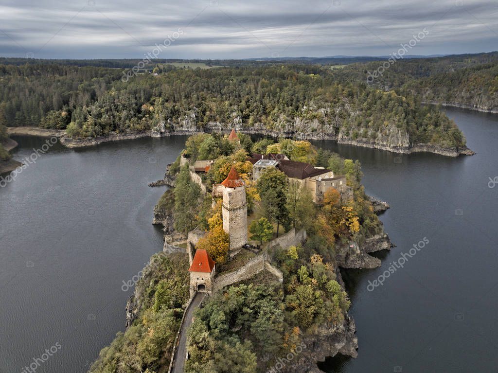 El castillo de Zvikov es un castillo gótico bien conservado situado ...