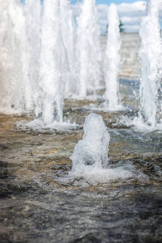presión de un chorro de agua de la fuente / cabeza fuerte de chorros de ...