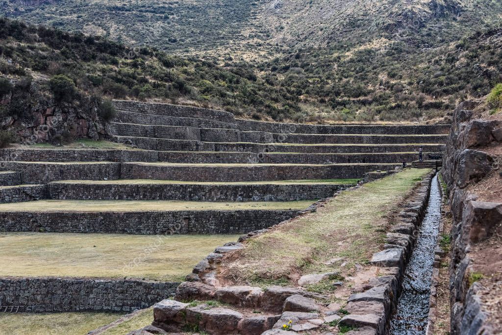 Canales de agua incas y terrazas de piedra en el sitio arqueológico de ...