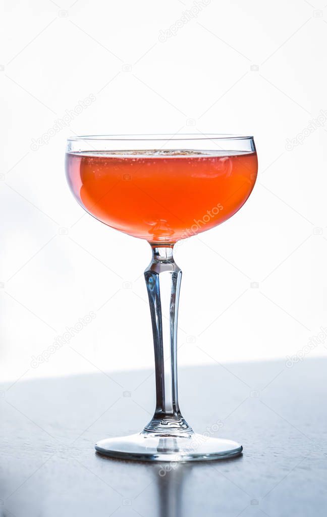 Copa de cóctel fresca en una mesa de madera en el restaurante del club ...