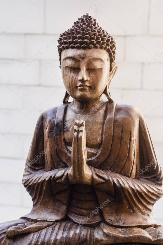 Antigua estatua histórica de bronce buda con las manos en posición de ...
