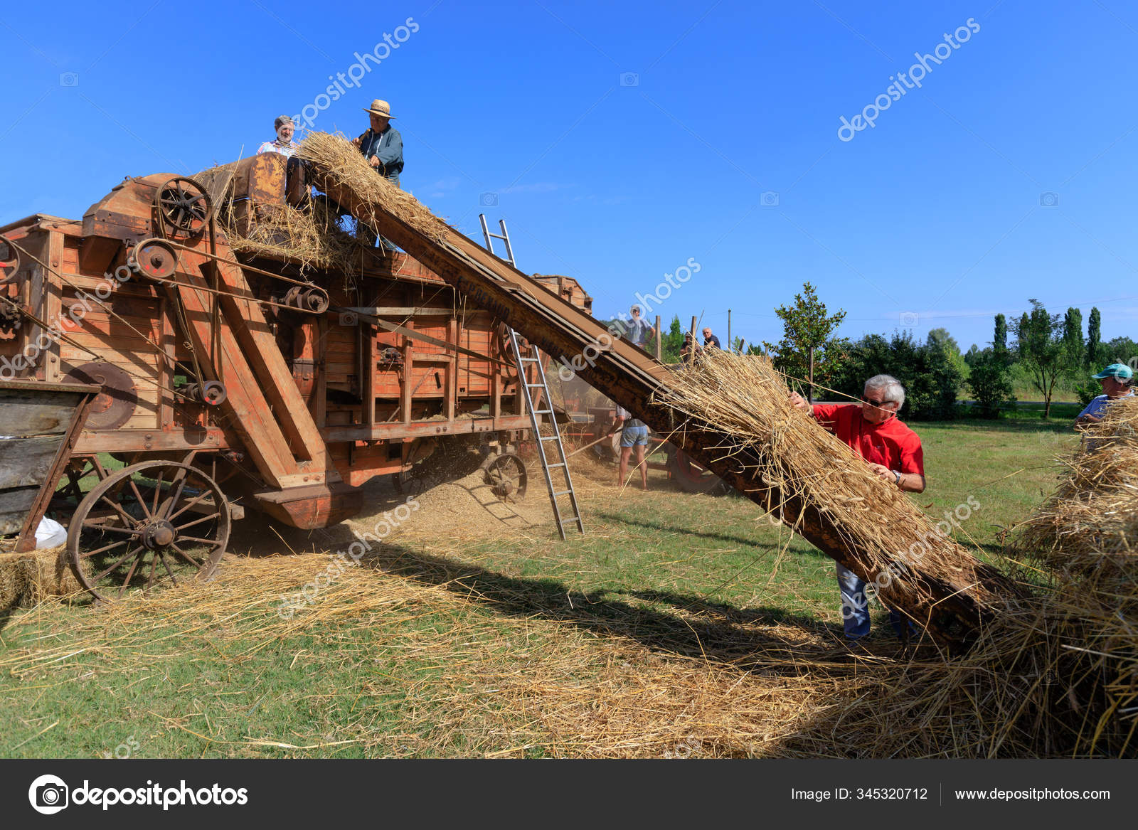 Antigua trilladora de trigo — Foto editorial de stock #345320712 ©smithore