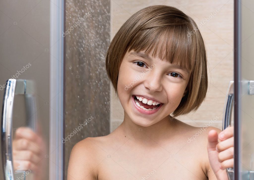 Mädchen Unter Der Dusche Baden — Stockfoto © Valiza 125393600