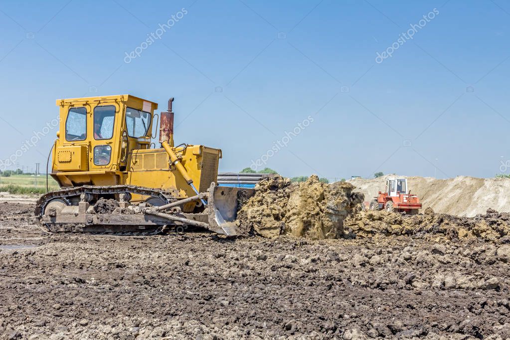 M quina de construcci n de movimiento de tierra pesada est moviendo la tierra en el sitio de ...