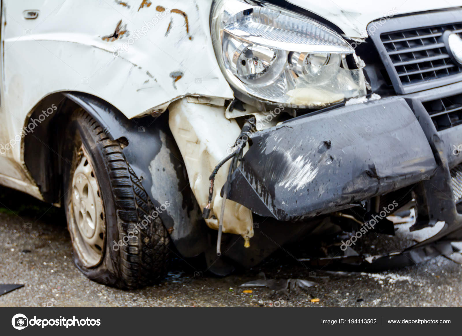 Faro roto en un coche blanco después de un accidente de tráfico ...
