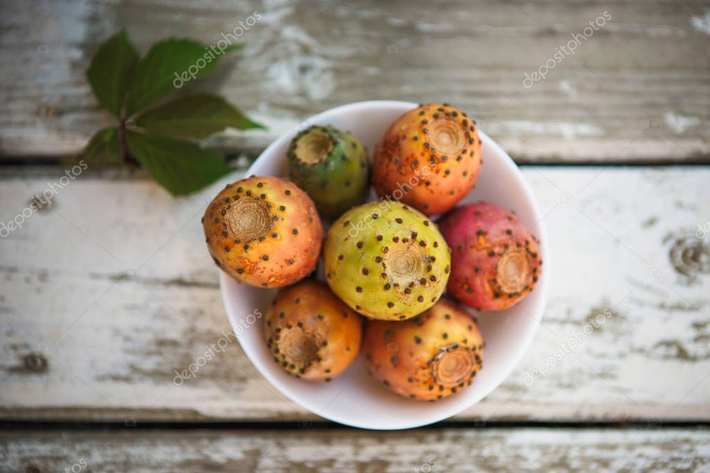 Colorida fruta picante jugosa de pera en un plato blanco y un fondo de ...