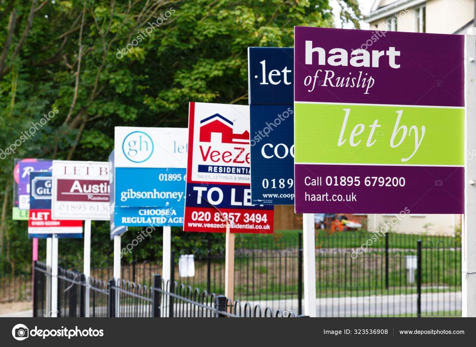 To let signs UK – Stock Editorial Photo © paulmaguire #323536908