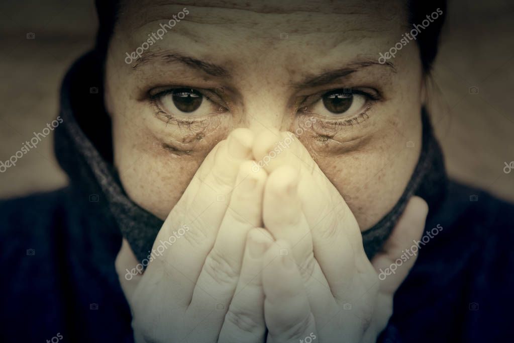 Mujer con los ojos magullados 2025