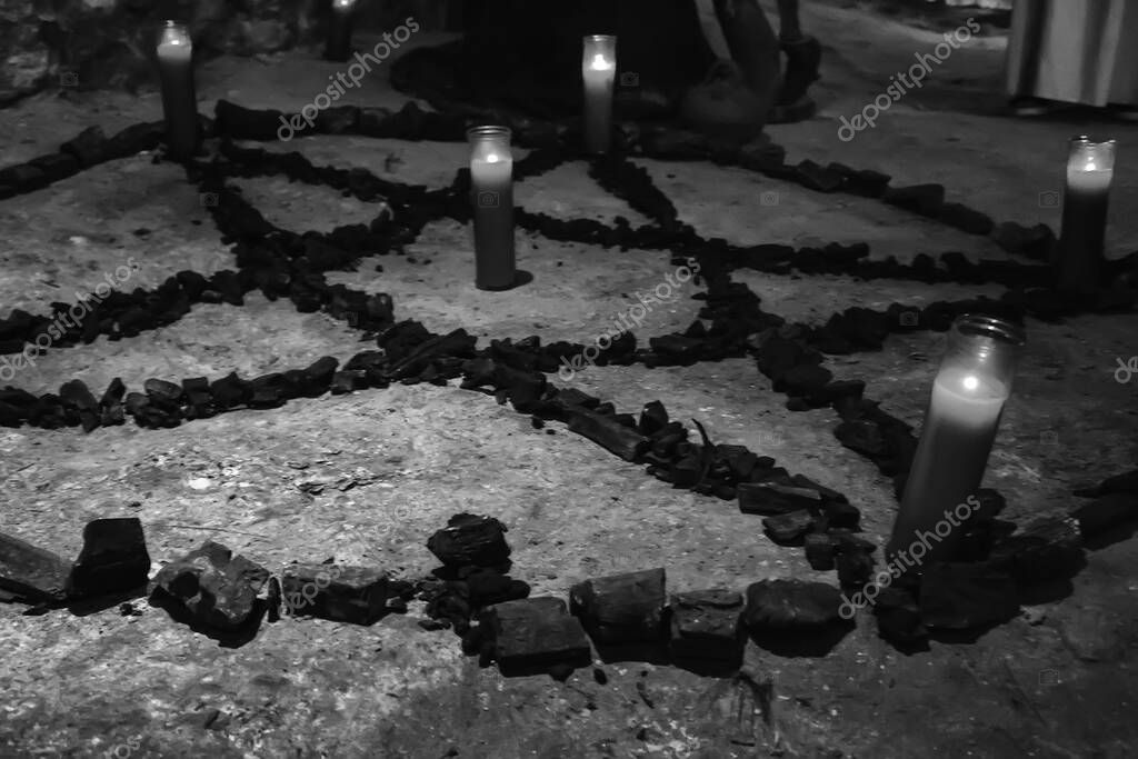 Altar para rituales satánicos, detalles de brujería, ocultismo y sectas ...
