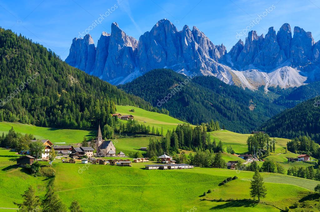 Vista del valle de la montaña y el pueblo de Santa Maddalena, Dolomitas 2022
