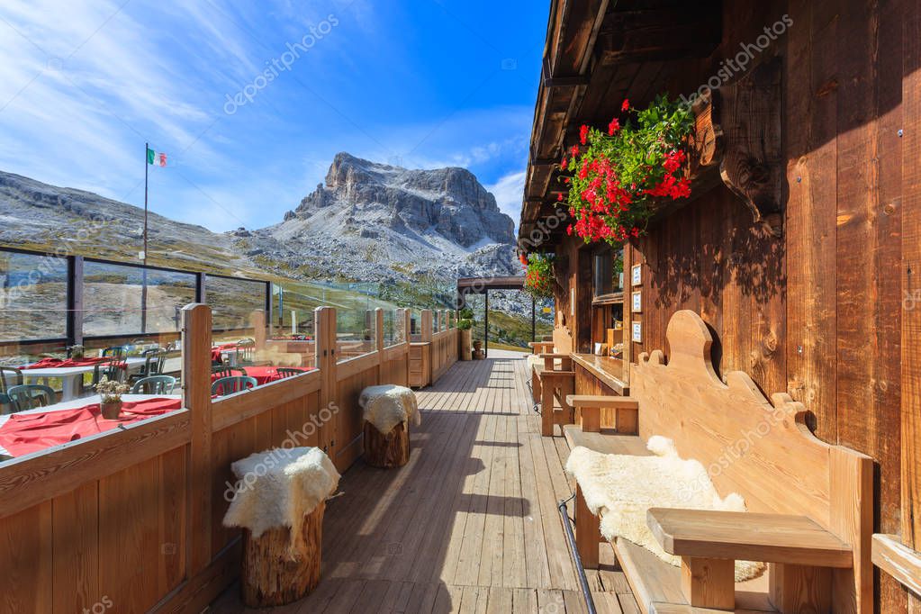 Refugio en el Parque Nacional Cinque Torri, Montañas Dolomitas, Italia 2024