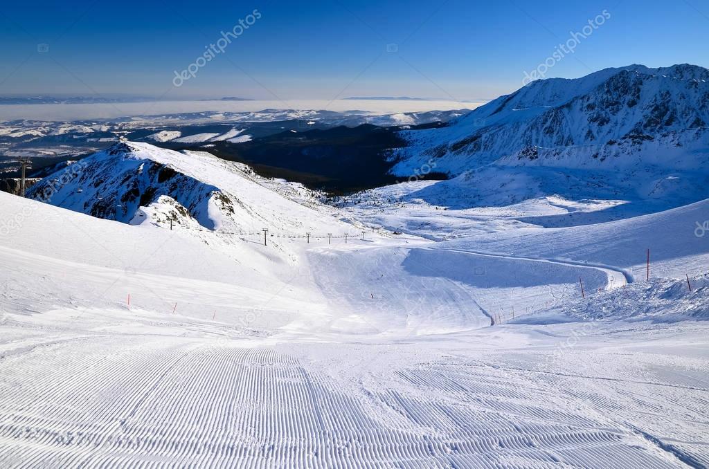 Pista de esquí en las altas montañas de Tatra cerca de Kasprowy Wierch ...
