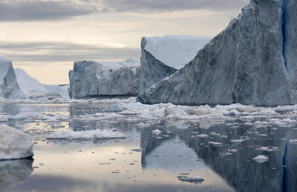 Regiones polares de la Tierra. Icebergs de varias formas y tamaños ...