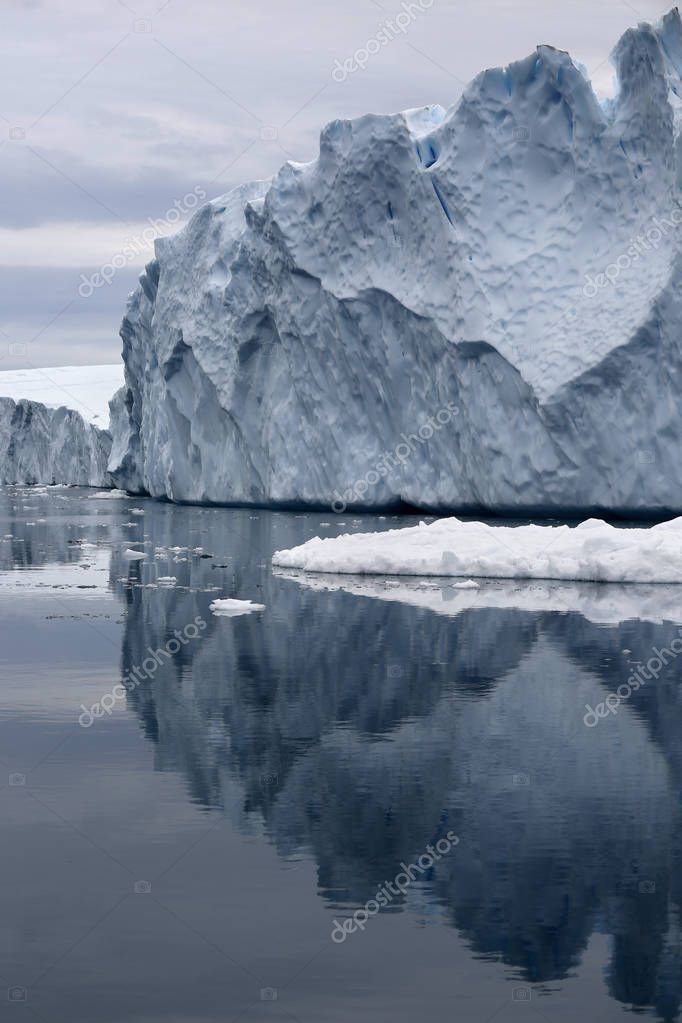 Regiones polares de la Tierra. Icebergs de varias formas y tamaños ...
