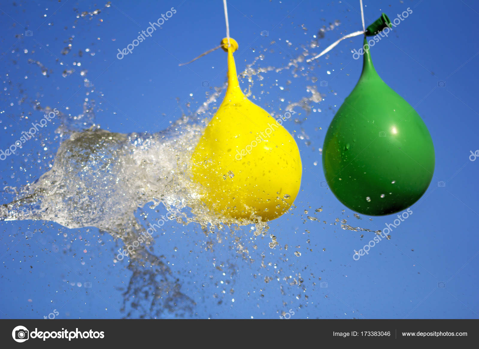 Explosión de globo lleno de agua en el fondo del cielo: fotografía de ...
