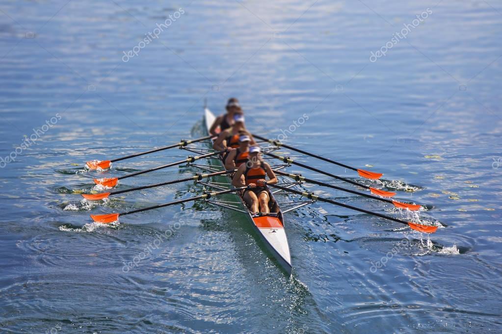Team von vier Ruder Frauen im Boot rudern — Stockfoto © smuki #177761714