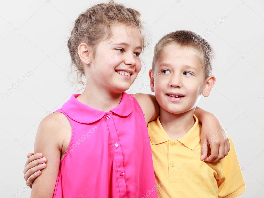 Feliz alegre lindo niños niña y niño. 2024