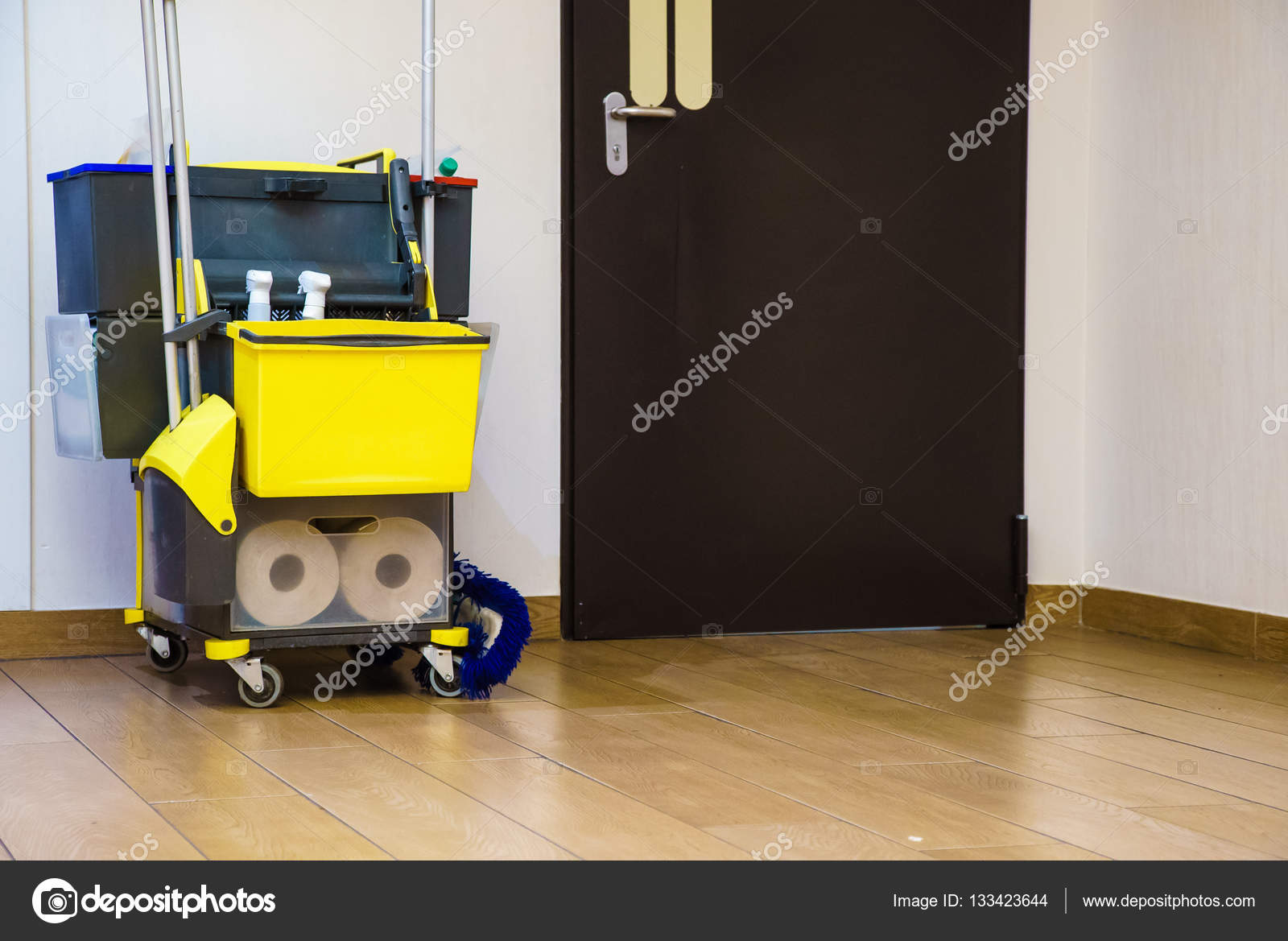 Equipos de limpieza profesional en pasillo .: fotografía de stock ...