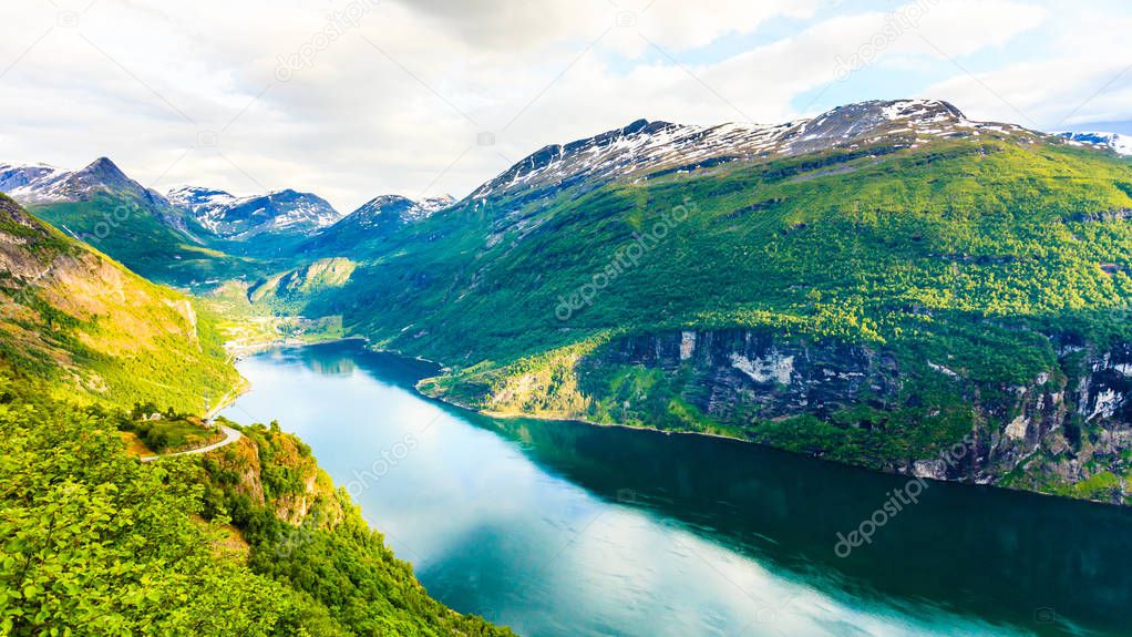 Ver en Geirangerfjord desde el punto de vista Flydasjuvet Noruega 2024