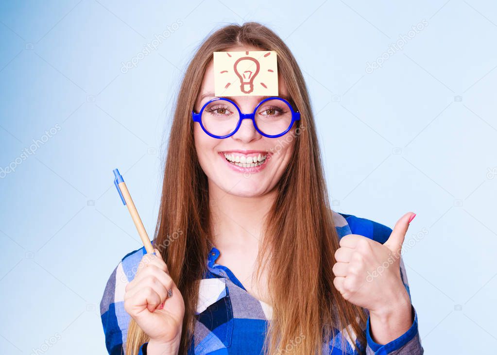 Mujer pensando bombilla idea de luz en la cabeza, chica creativa un ...