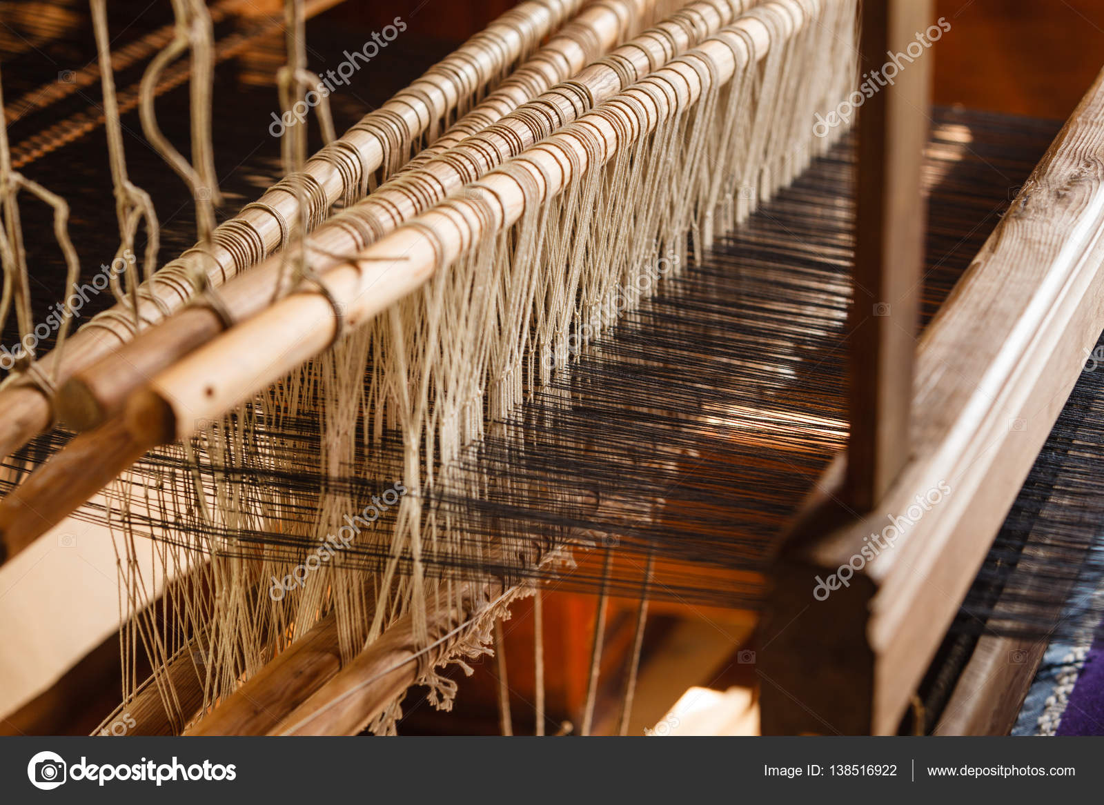 Oldfashioned thread on old spindle, spinning wheel — Stock Photo ...