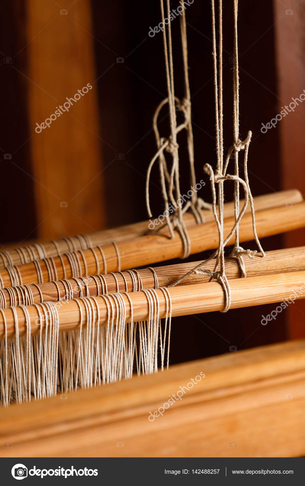 Oldfashioned thread on old spindle, spinning wheel — Stock Photo ...