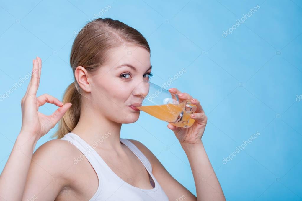 Mujer bebiendo jugo o bebida con sabor a naranja 2023