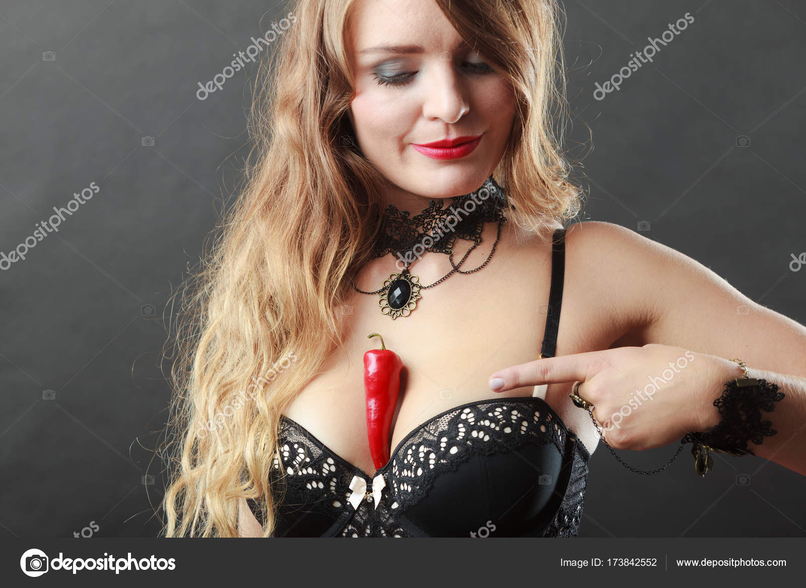Femme Portant Une Lingerie Sexy Tenant Du Piment Sur La Poitrine Image