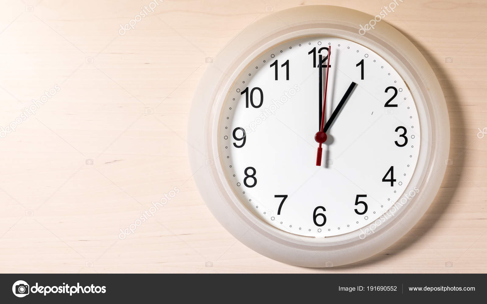 Reloj marcando una hora: fotografía de stock © Voyagerix #191690552 ...
