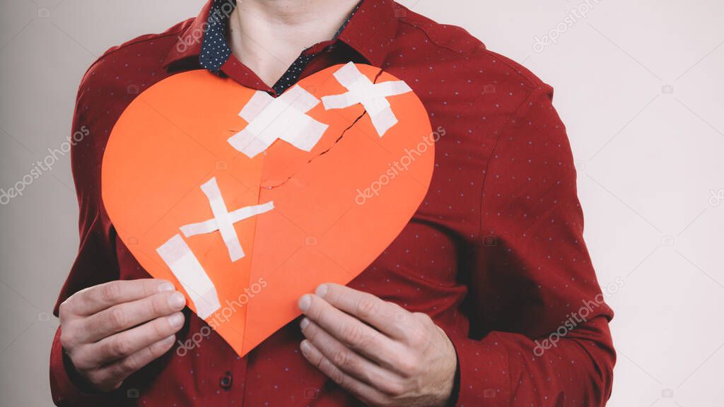 Un hombre con el corazón roto. Rompe el corazón 2023