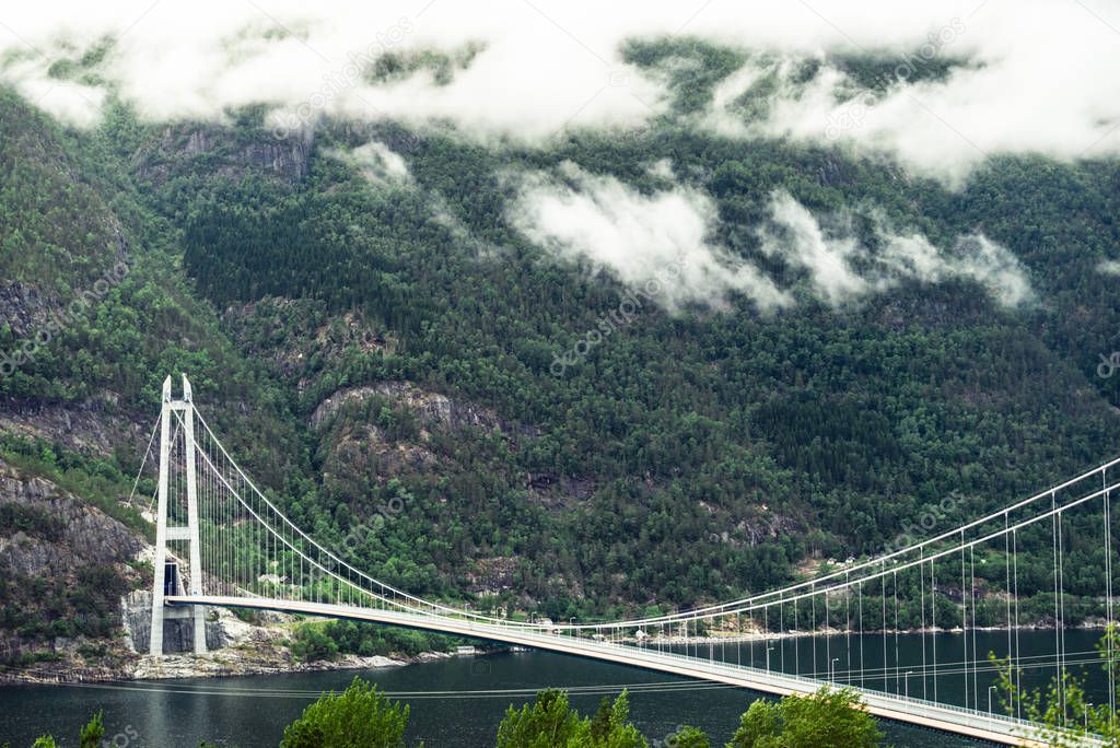 Hardanger Puente sobre fiordo, Noruega 2022