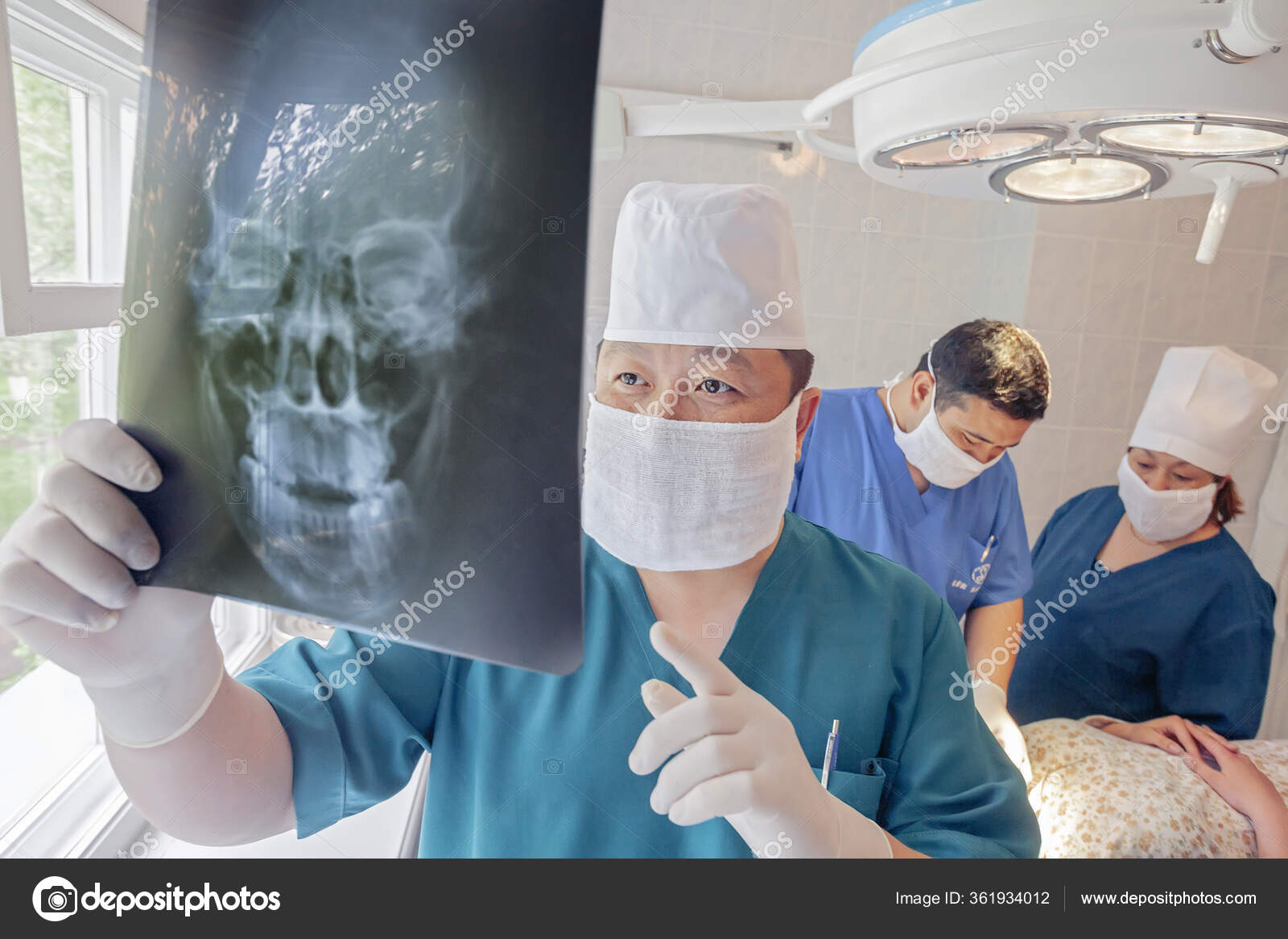 Operating Room Doctors Perform Operation Doctor Looks Ray Picture ...