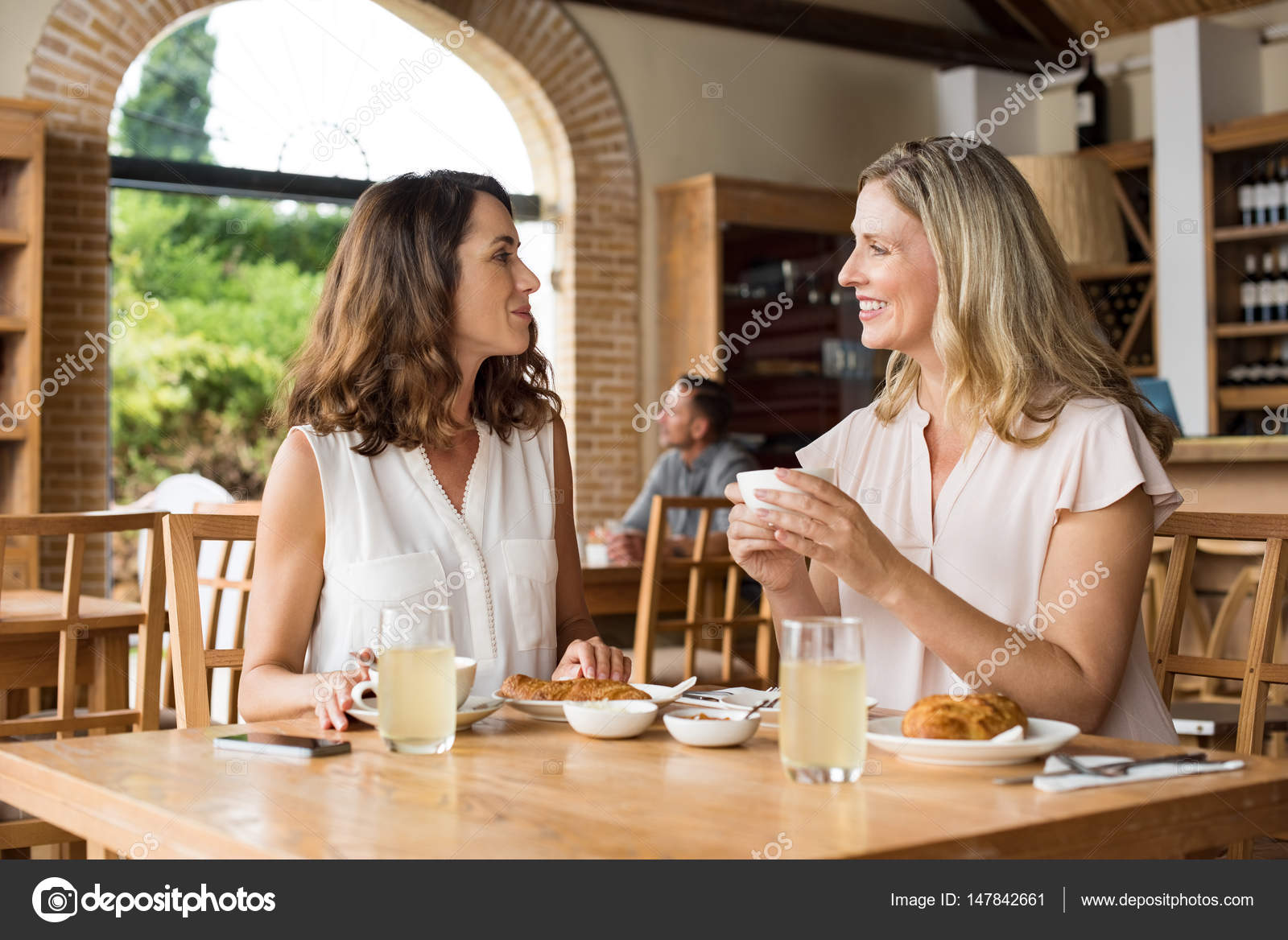 Women talking over coffee — Stock Photo © ridofranz #147842661