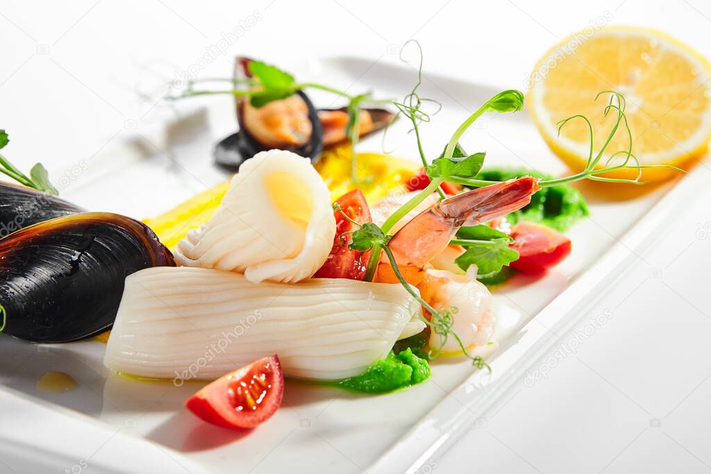 Mariscos blanqueados, tomates cortados y limón. Vieira, musgo y ...