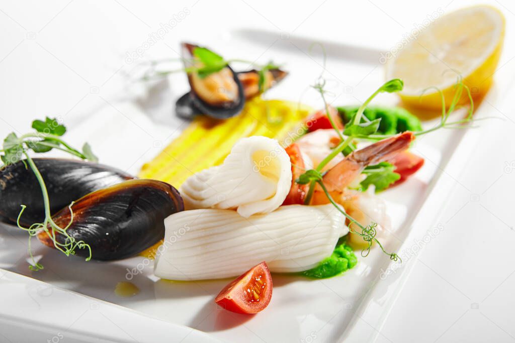 Mariscos blanqueados, tomates cortados y limón. Vieira, musgo y ...