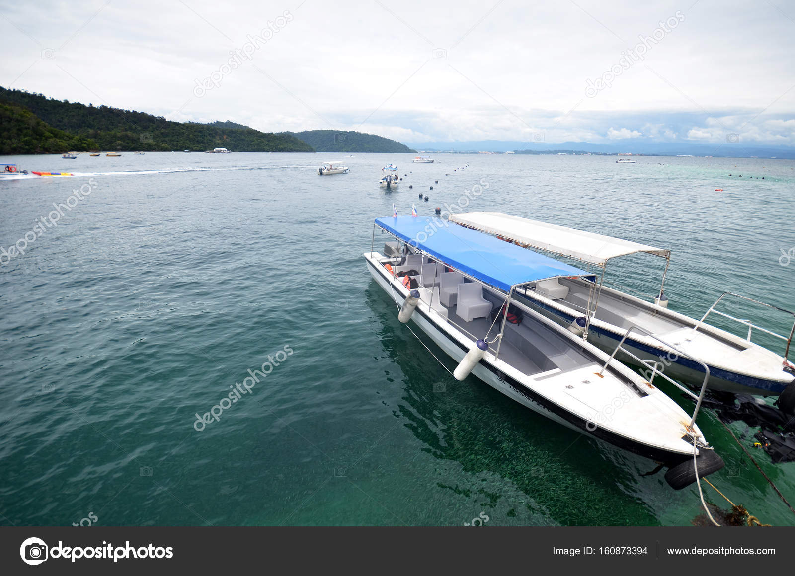 Speed boats parking at Sapi Island, Sabah – Stock Editorial Photo ...