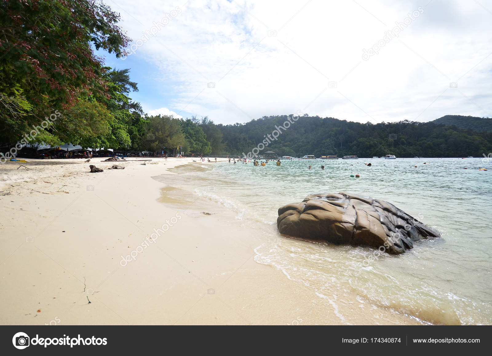 Tourists enjoy white sand beach of Sapi island in Sabah — Stock ...
