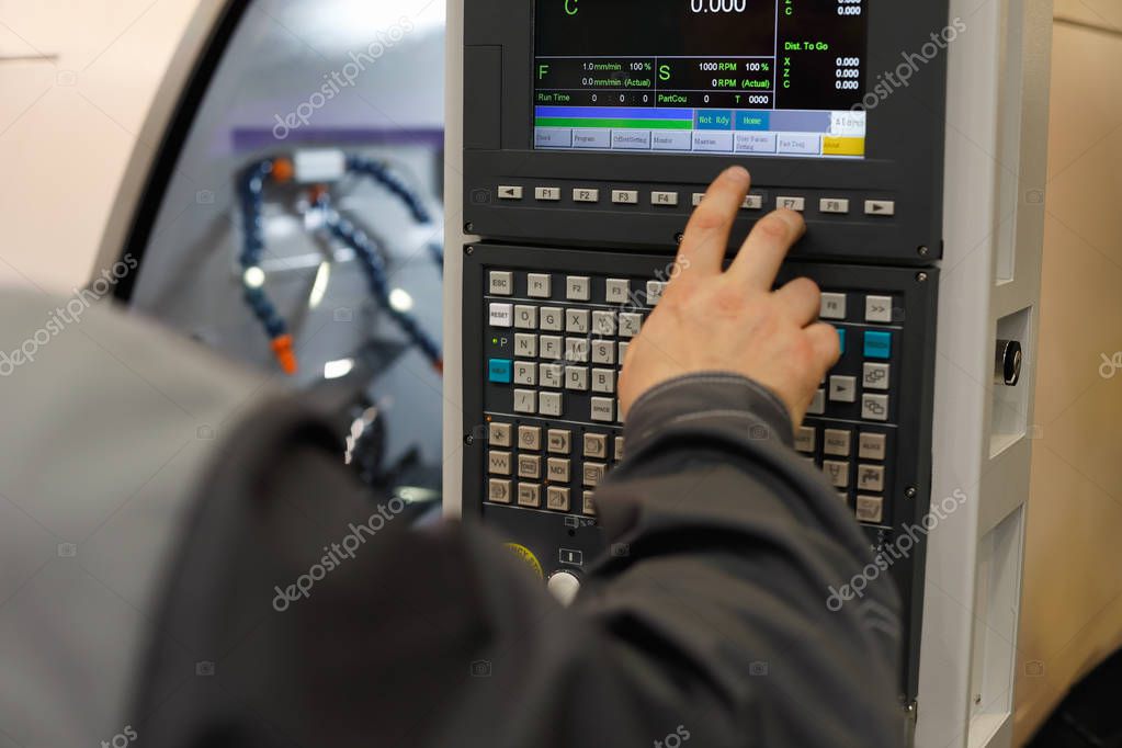 M quina de torno de programaci n del operador CNC 2024