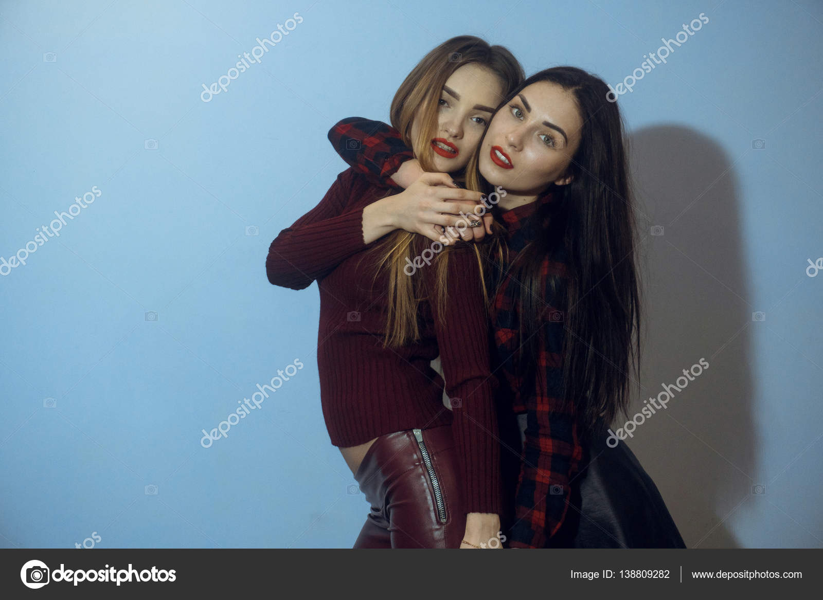 Dos hermosas mujeres en el estudio: fotografía de stock © ponomarencko #138809282 | Depositphotos