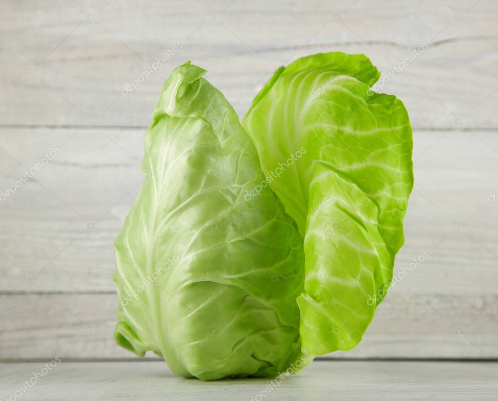 repollo verde fresco en la placa de cocina de madera blanca, se puede ...