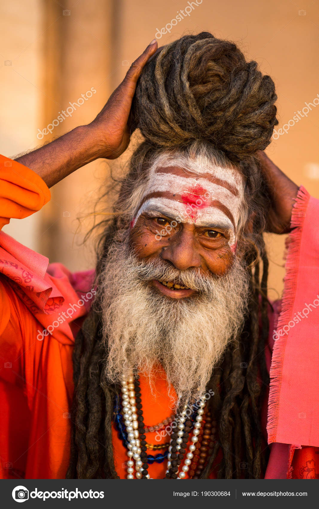 Sadhu Baba Fumando Ganja