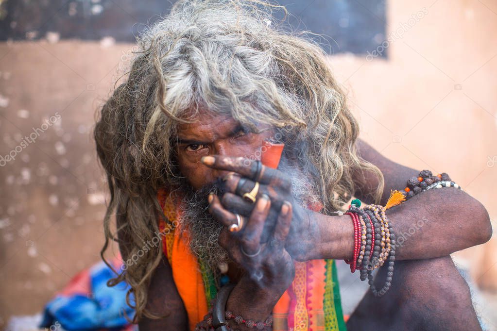 VARANASI, INDIA - 16 MAR 2018: Sadhu hindú fumando ganja, marihuana con ...