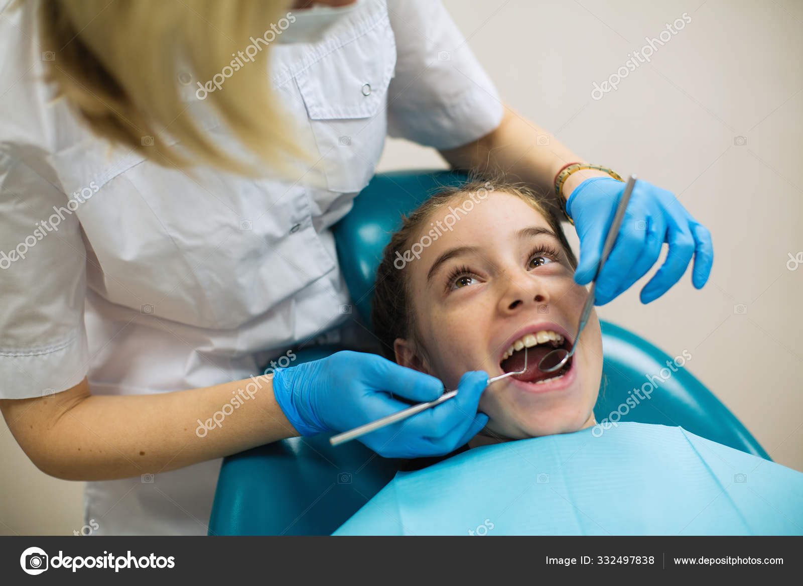 Dentist Doing Teeth Checkup Little Girl Medical Stomatology Clinic — Stock Photo © dimaberkut ...