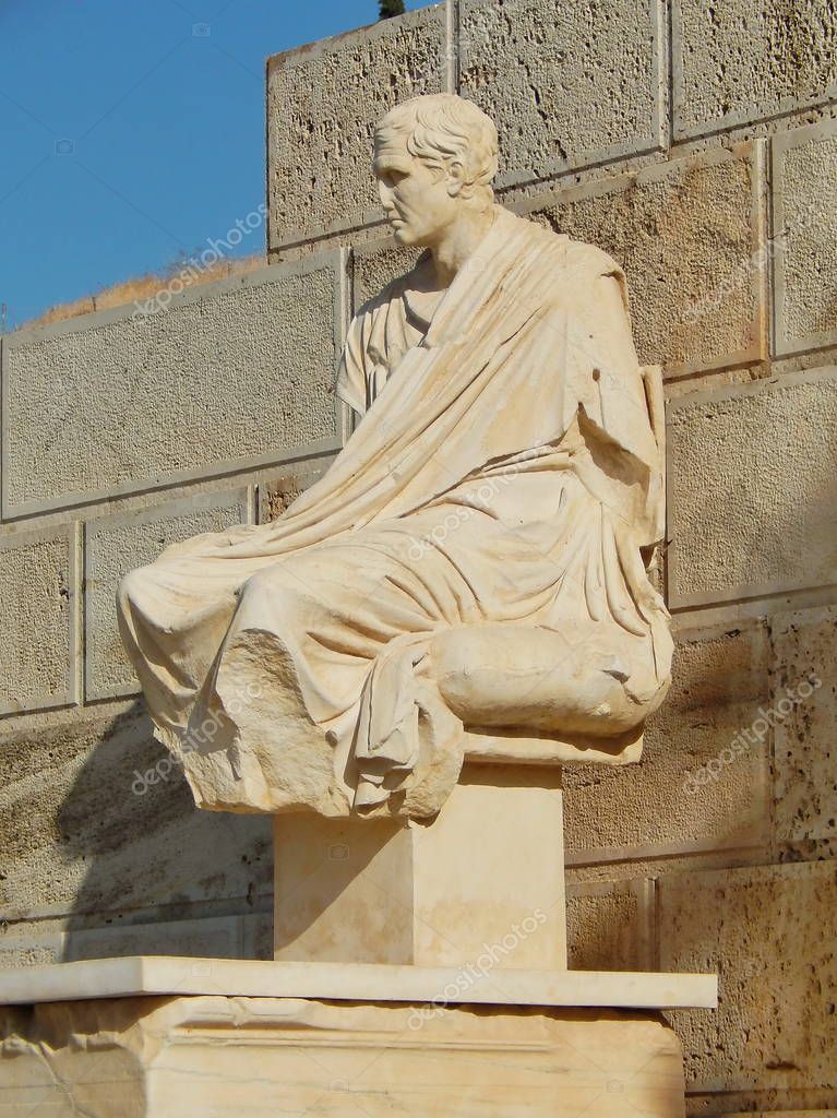 La estatua de un antiguo dramaturgo griego Menandro en la Acrópolis 2022
