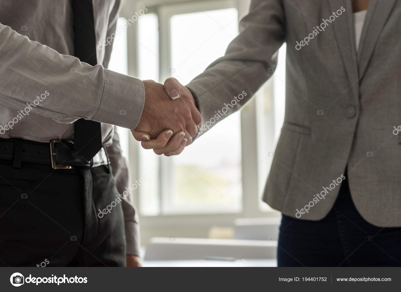 Side view of a handshake of a businessman and businesswoman Stock Photo ...