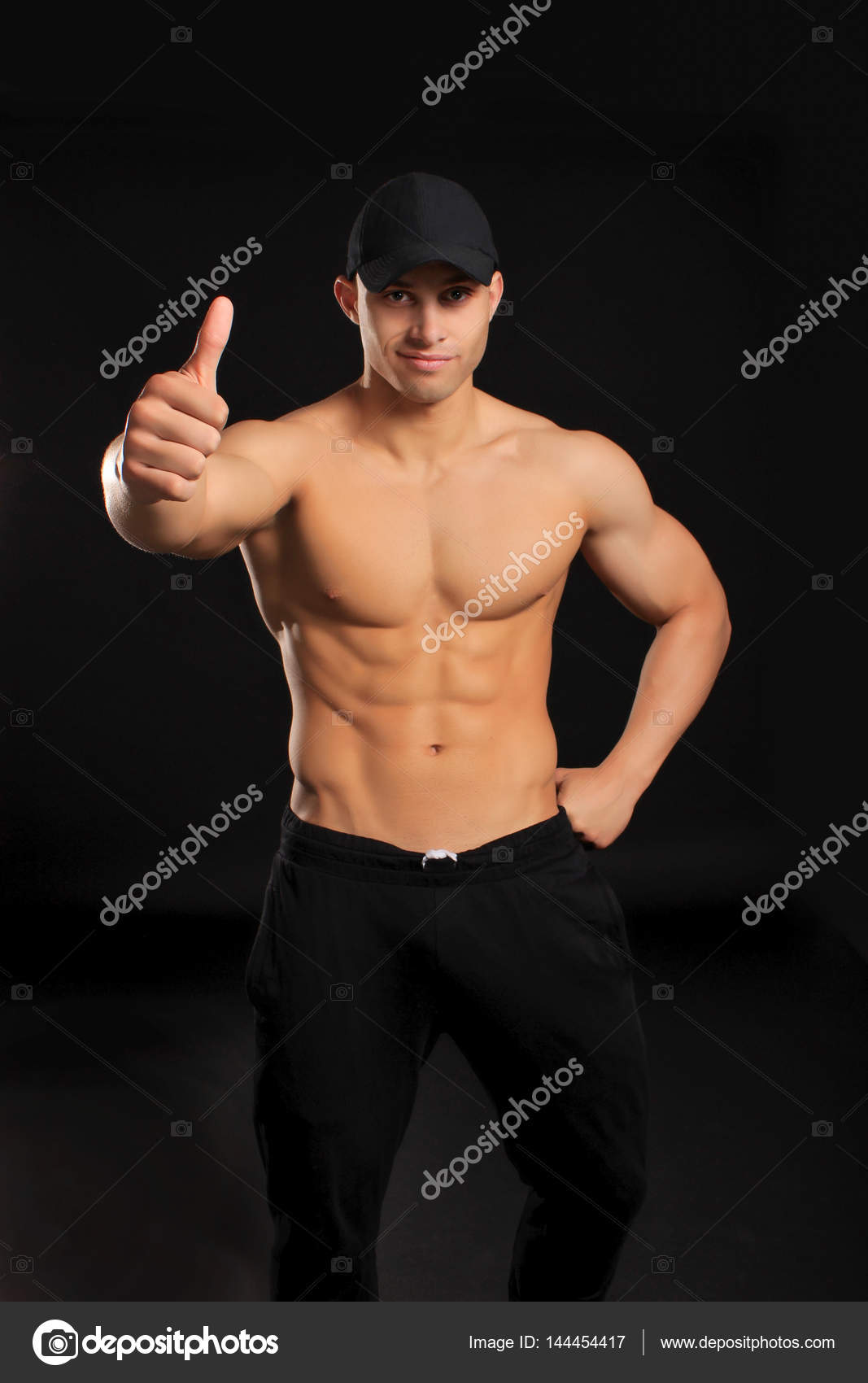 Schöner Bodybuilder Mann mit nacktem Oberkörper, der Muskeln in Mütze ...