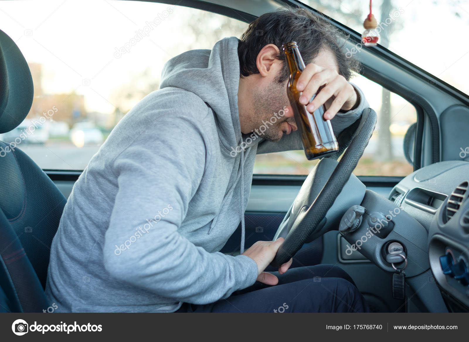 Ivre et conduit une voiture avec une bouteille d'alcool image libre de ...